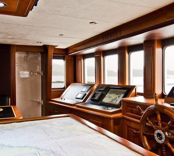 Wheelhouse Image Gallery - Wheelhouse - Luxury yacht ROCK.IT ...